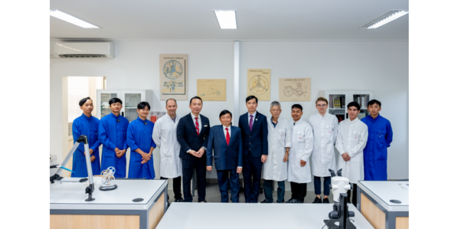 Labour Minister H.E. Heng Sour and SDF CEO Ky Sokkim Tour Prince ...